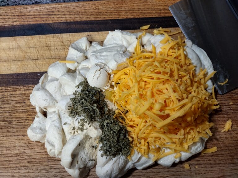 "Chopped" Garlic Cheese Bread - THE RECIPE BOWL