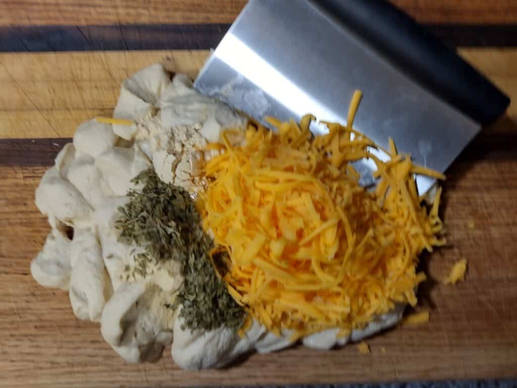 "Chopped" Garlic Cheese Bread - THE RECIPE BOWL