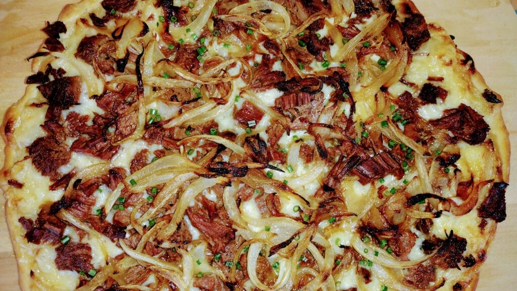 Garlic Aioli Beef Pizza - THE RECIPE BOWL