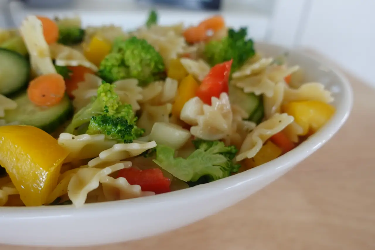 Easy Vegetable Pasta Salad - THE RECIPE BOWL
